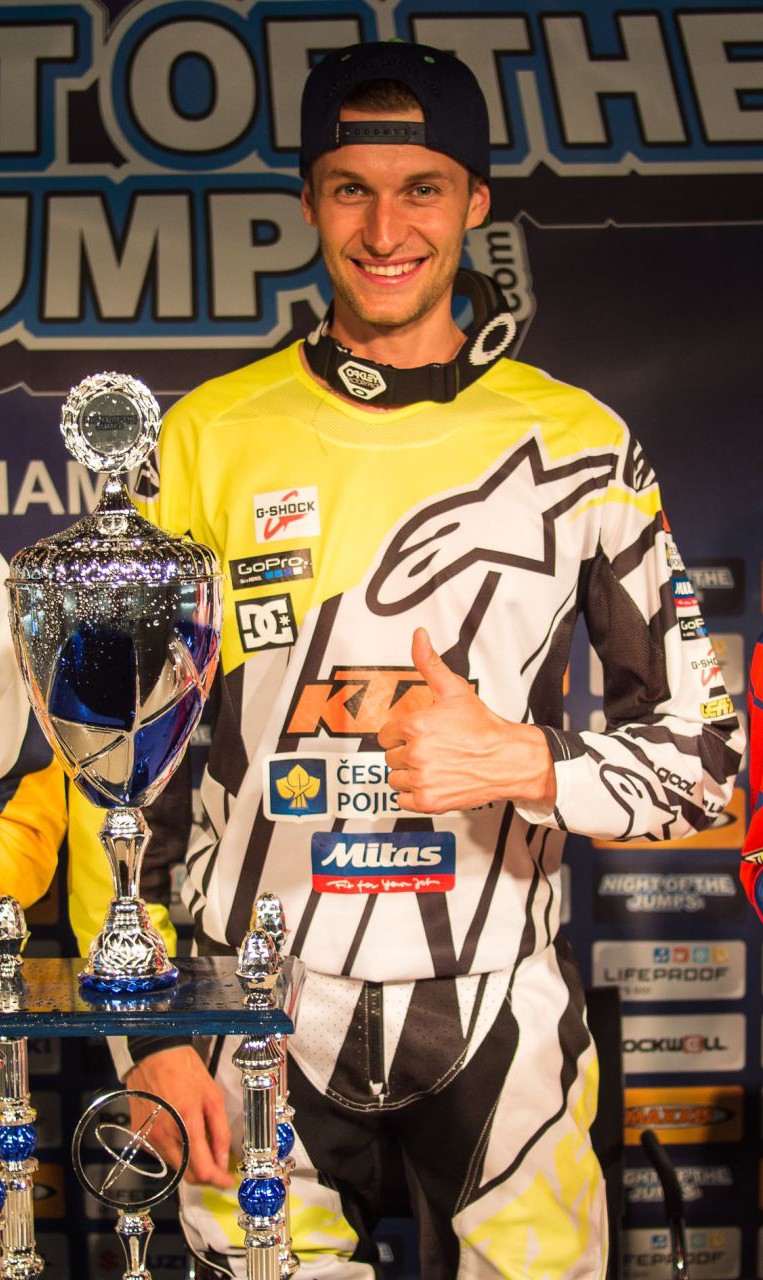 Petr Pilát, mistr Evropy ve freestyle motokrosu, obouvá pláště Mitas ...